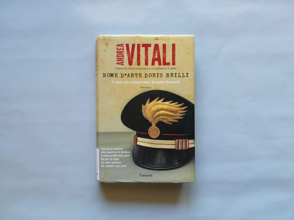 Nome d'arte Doris Brilli di Andrea Vitali - Risvolti di copertina